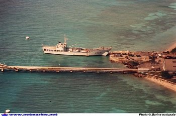 1987 : Le Batral Francis Garnier au quai Roro de Marie Galante.